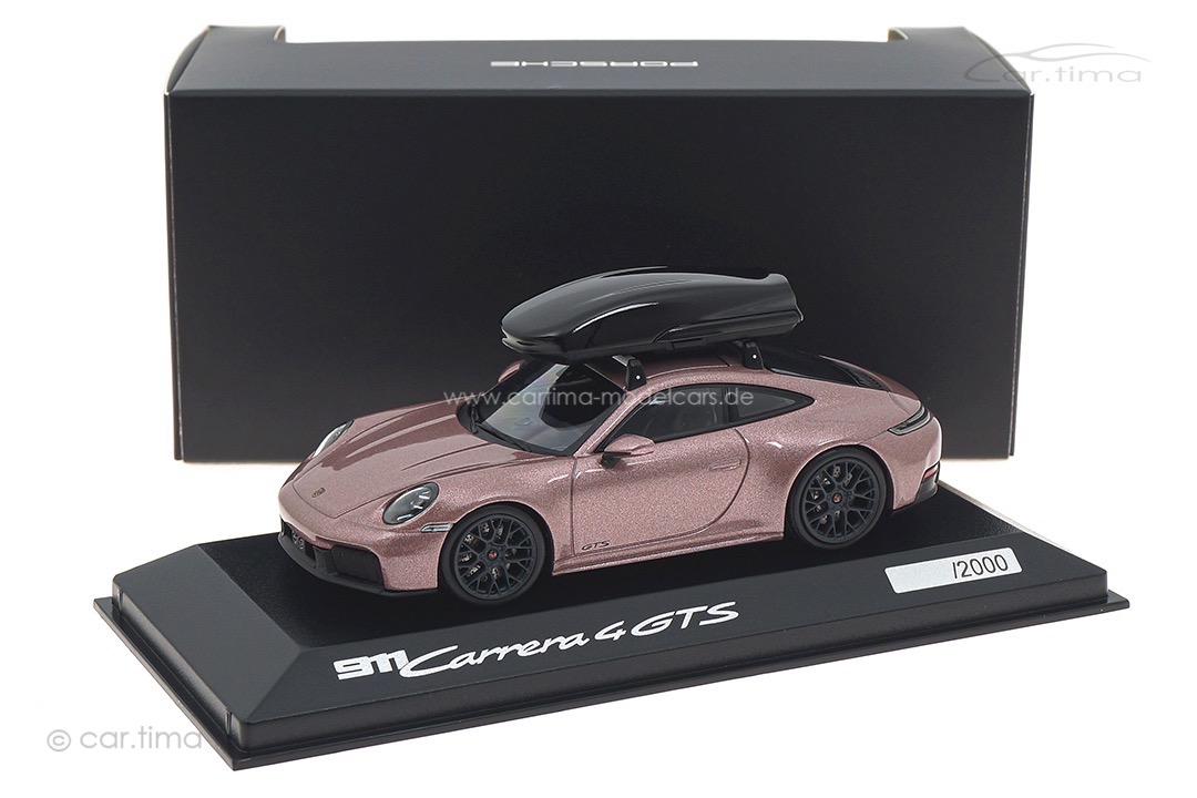 Porsche 911 (992.2) Carrera 4 GTS Frozenberry mit Dachbox Minichamps 1: ...